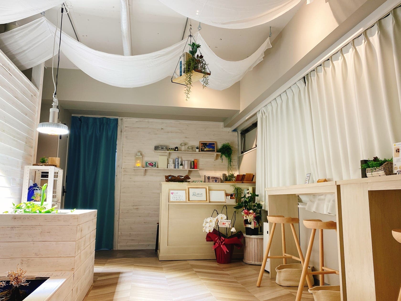 初登場⭐白を基調としたハワイアン調の店内【六本木駅より徒歩4分】ネイル／ヘッドマッサージ／フェイシャルエステ／小顔矯正に！の写真6