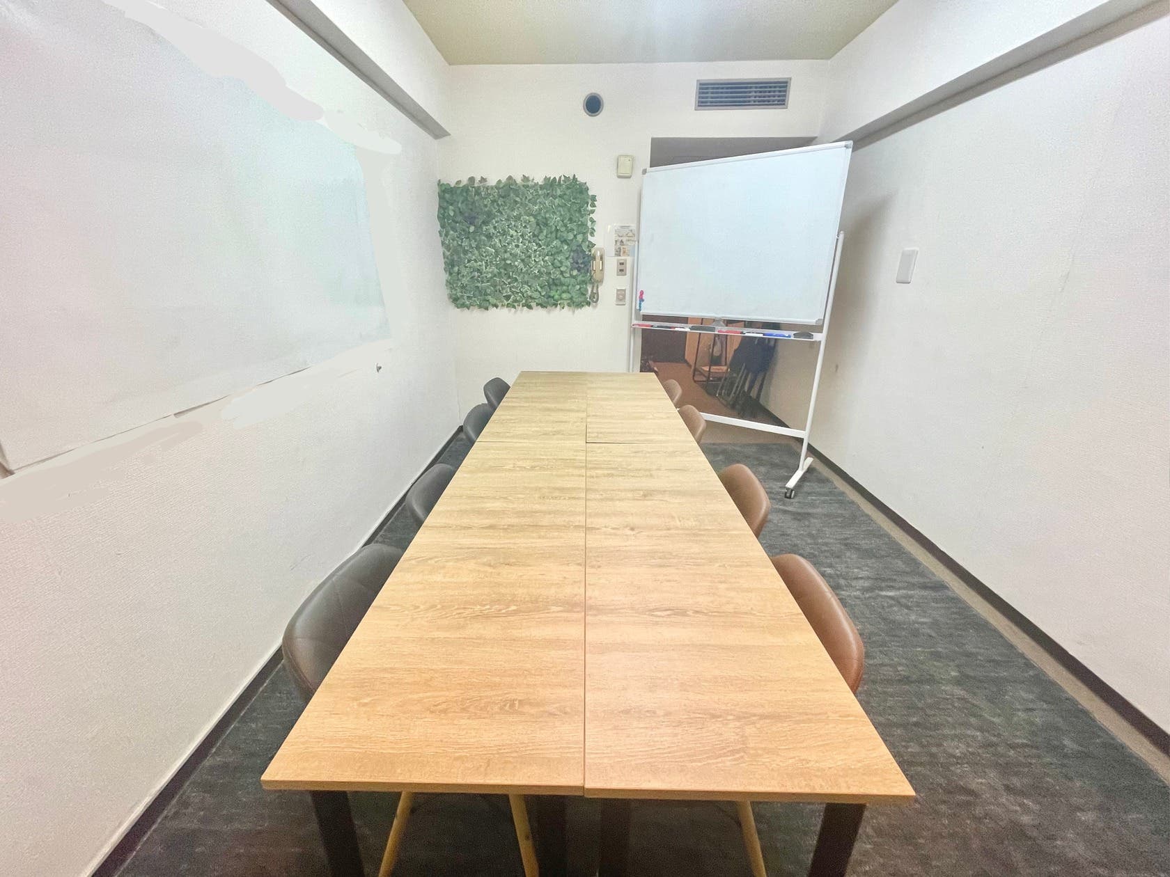 【新大阪駅東口１０秒❗️駅目の前】トイレ改装済⭐️無料WiFi⚡️プロジェクター無料貸出中✨個室・会議・面談《SS新大阪617》の写真5