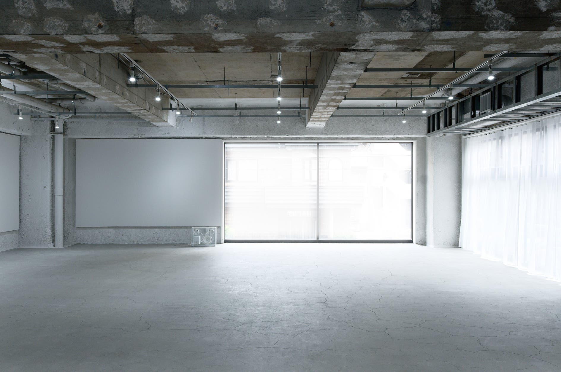 【札幌駅から徒歩10分】ギャラリー・POP-UP-SHOP・展示・撮影・個展　 コンクリート打ち放し空間 無料備品も充実の写真1