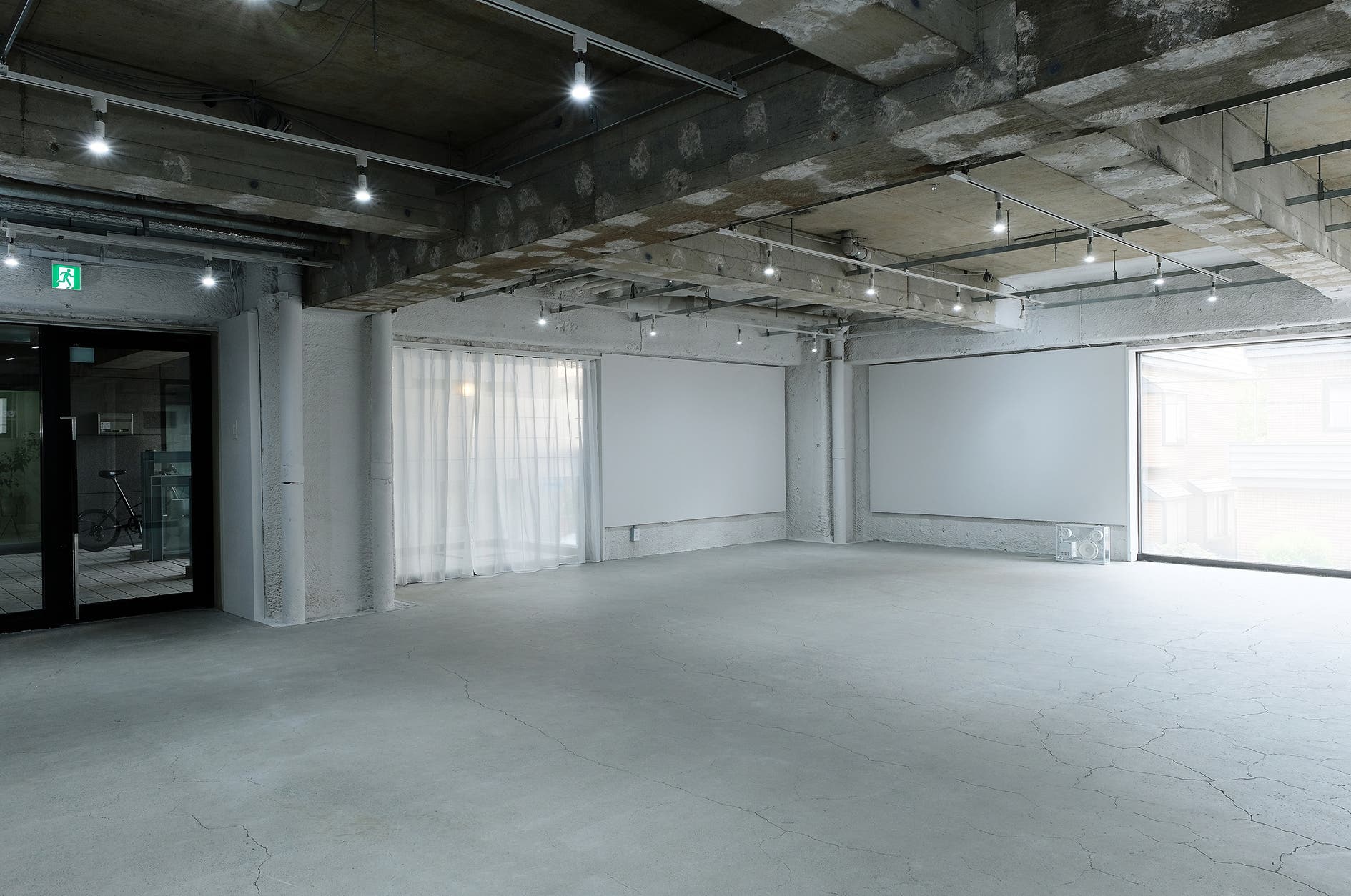 【札幌駅から徒歩10分】ギャラリー・POP-UP-SHOP・展示・撮影・個展　 コンクリート打ち放し空間 無料備品も充実の写真2