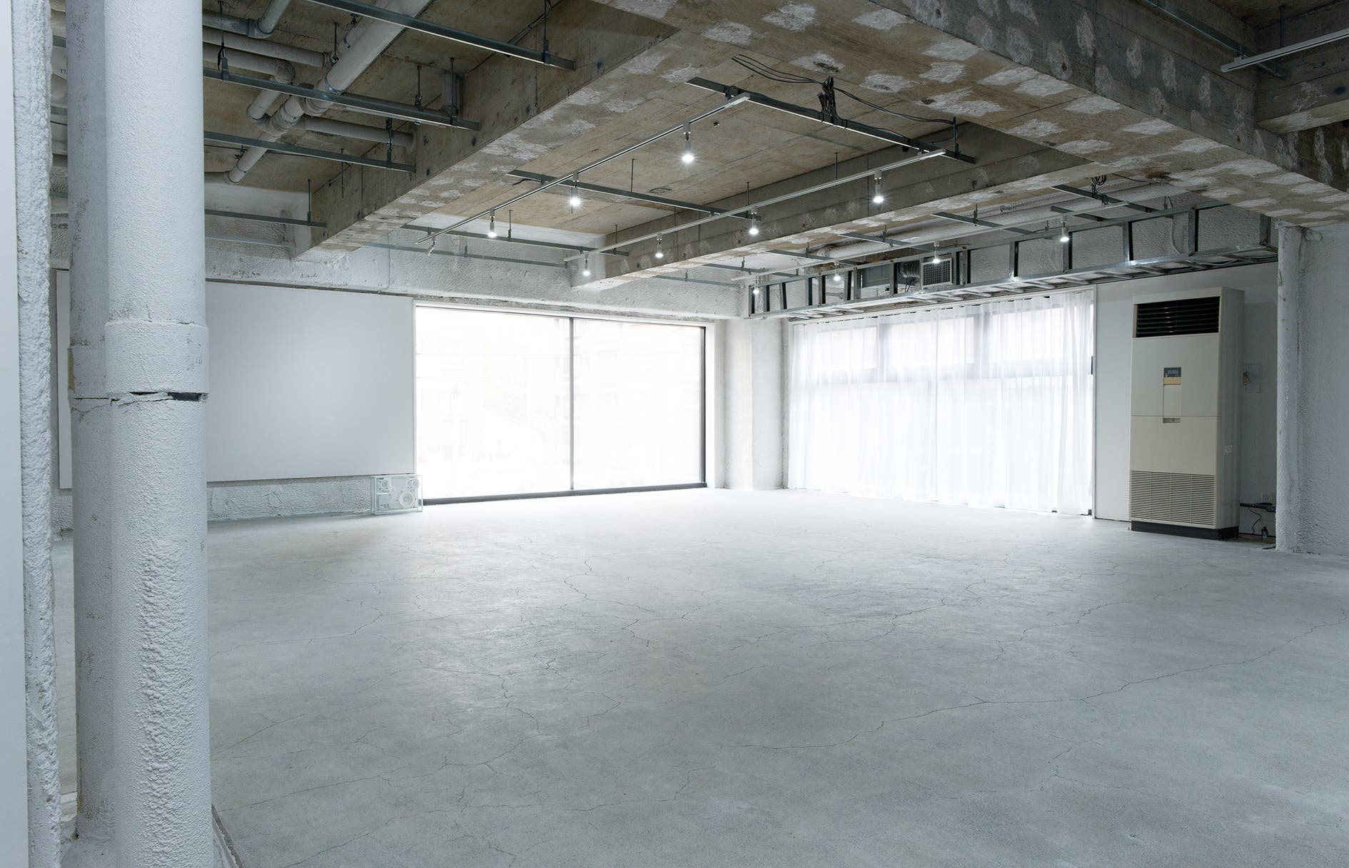 【札幌駅から徒歩10分】ギャラリー・POP-UP-SHOP・展示・撮影・個展　 コンクリート打ち放し空間 無料備品も充実の写真3