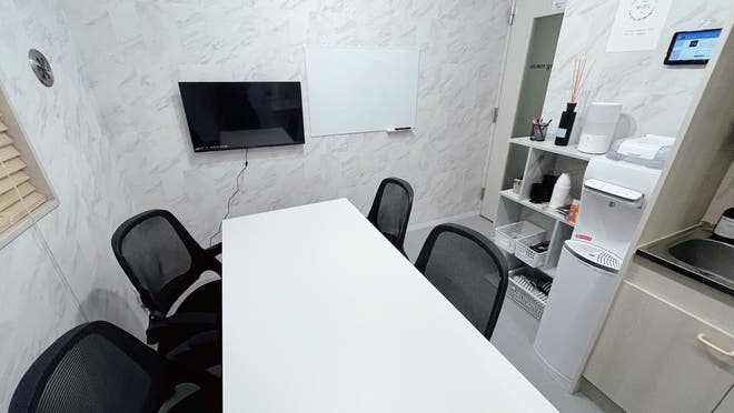 ☆完全個室☆ミーティングルーム☆下北沢駅徒歩3分/冷暖房エアコン完備/5G高速Wi-Fi/32型モニター/ウォーターサーバーの写真1