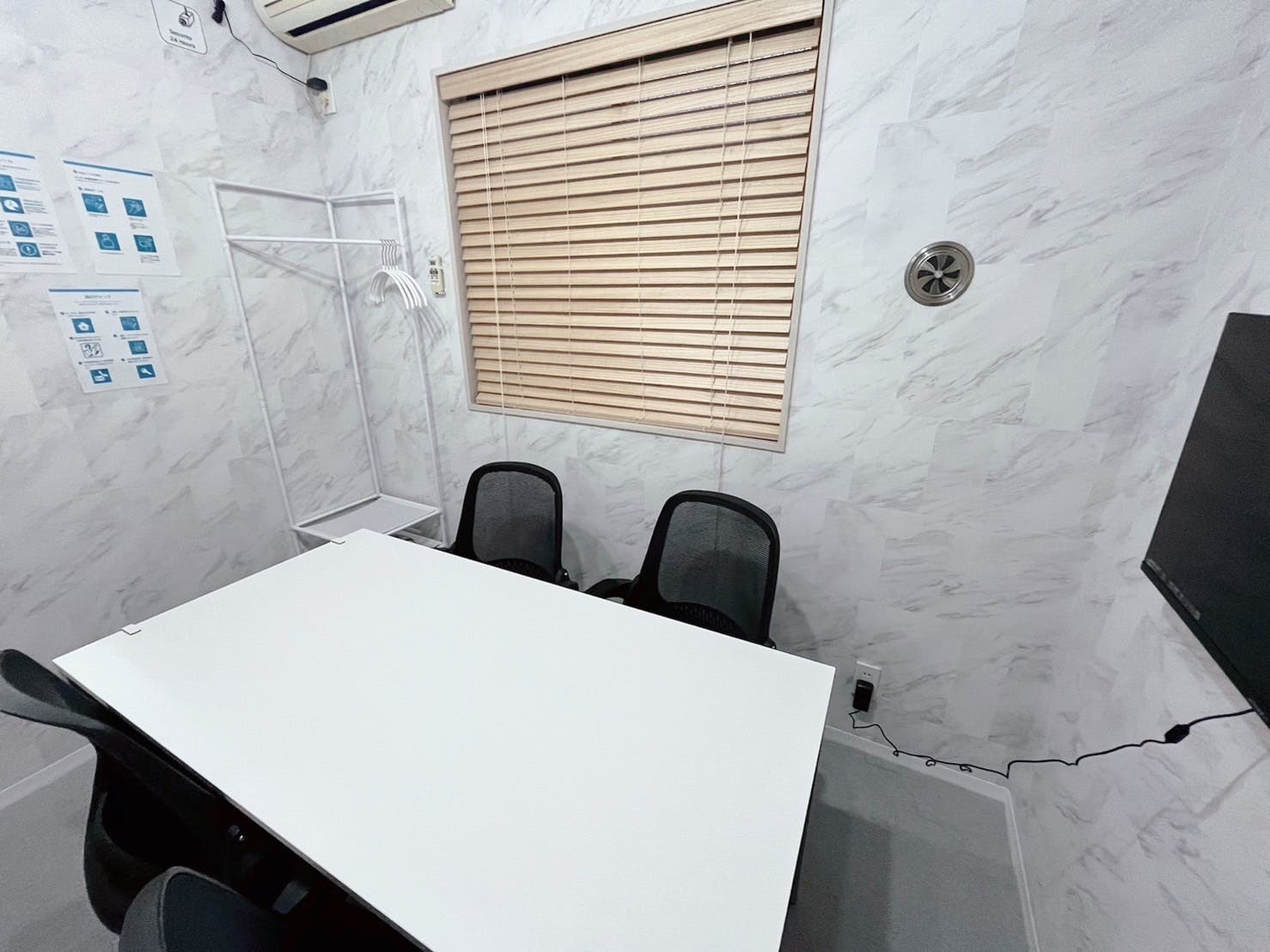 ☆完全個室☆ミーティングルーム☆下北沢駅徒歩３分/冷暖房エアコン完備/5G高速Wi-Fi/32型モニター/ウォーターサーバーの写真5