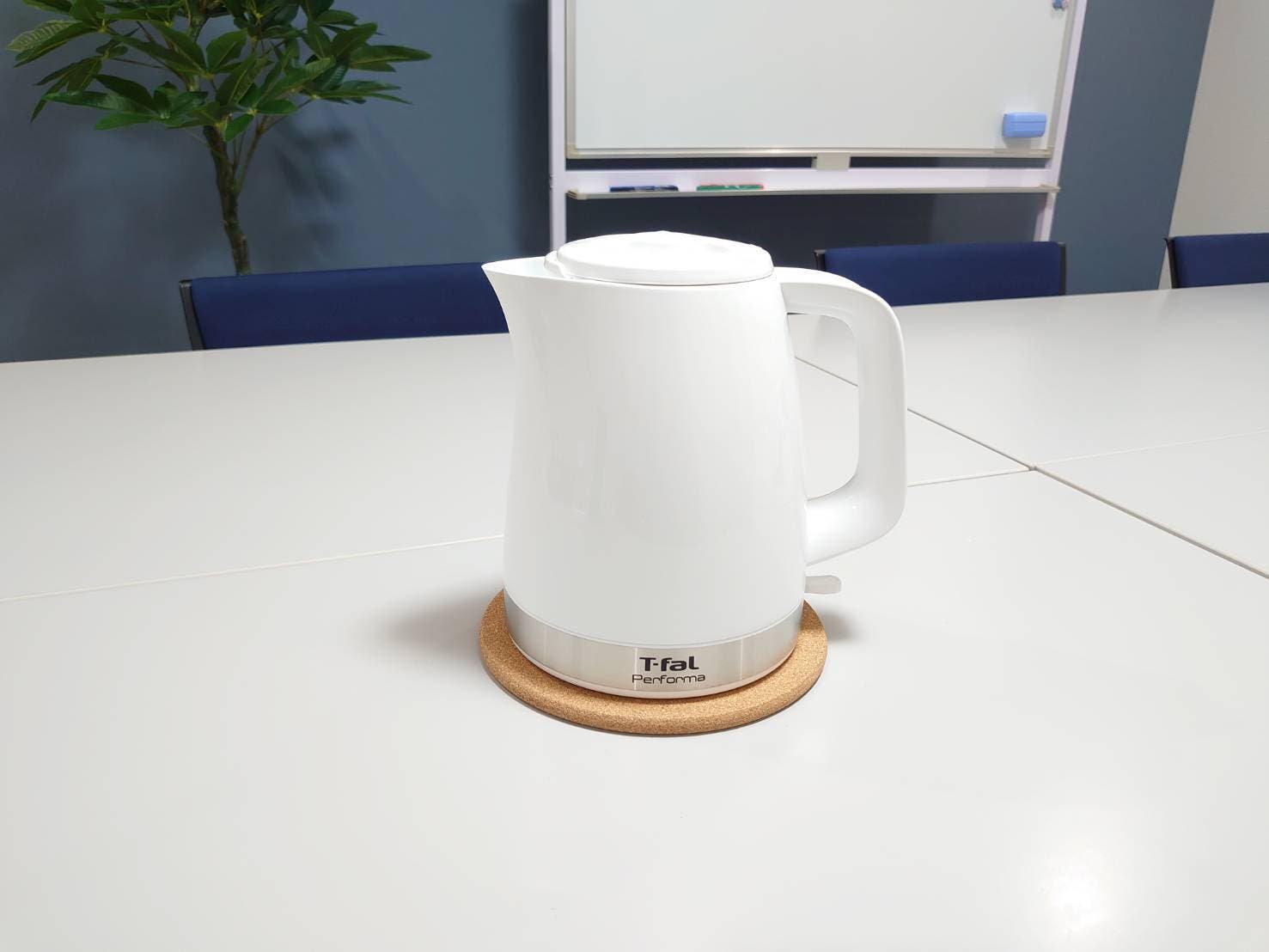 【清潔会議室】茅場町徒歩２分の会議室　ワークショップ/オンライン/面接面談/レッスン/学習/ボドゲ/推活/女子会/映画　24時間の写真14