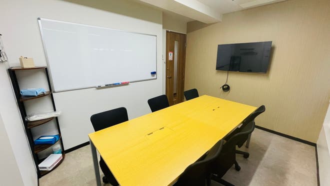 【¥1,441/1時間!中野駅から徒歩1分】モニター・フリードリンク付き6名会議室(RoomA)※予約時間前は入室不可の写真1