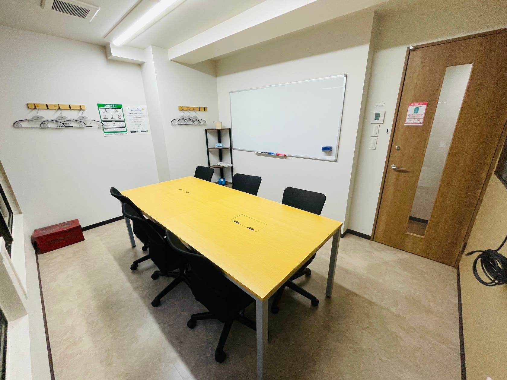 【¥1,441/1時間！中野駅から徒歩1分】モニター・フリードリンク付き6名会議室（RoomA）※予約時間前は入室不可の写真5