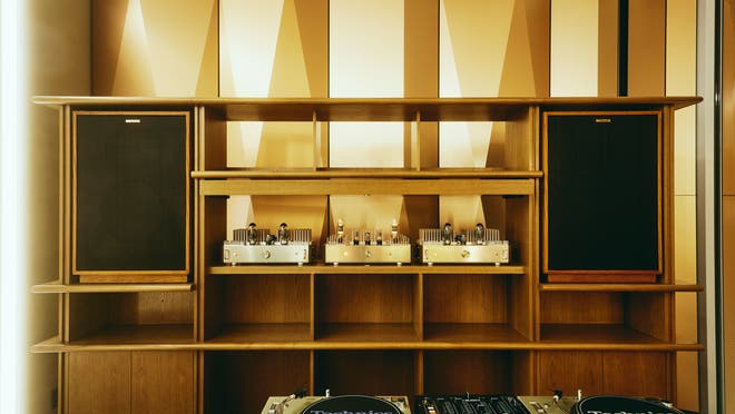 虎ノ門ヒルズ駅直結施設内店舗ヴィンテージスピーカーと真空管アンプの大人カフェの写真2