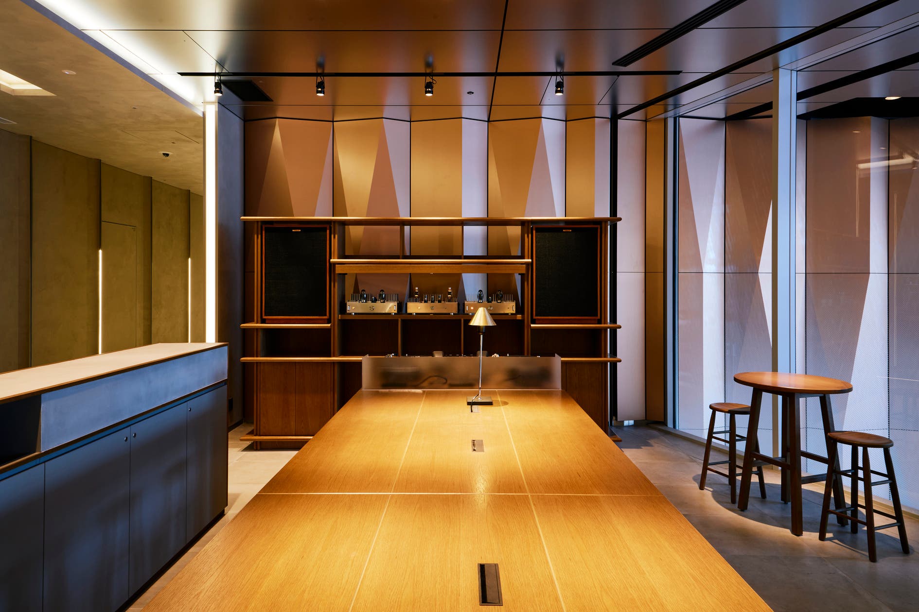 虎ノ門ヒルズ駅直結施設内店舗ヴィンテージスピーカーと真空管アンプの大人カフェの写真5