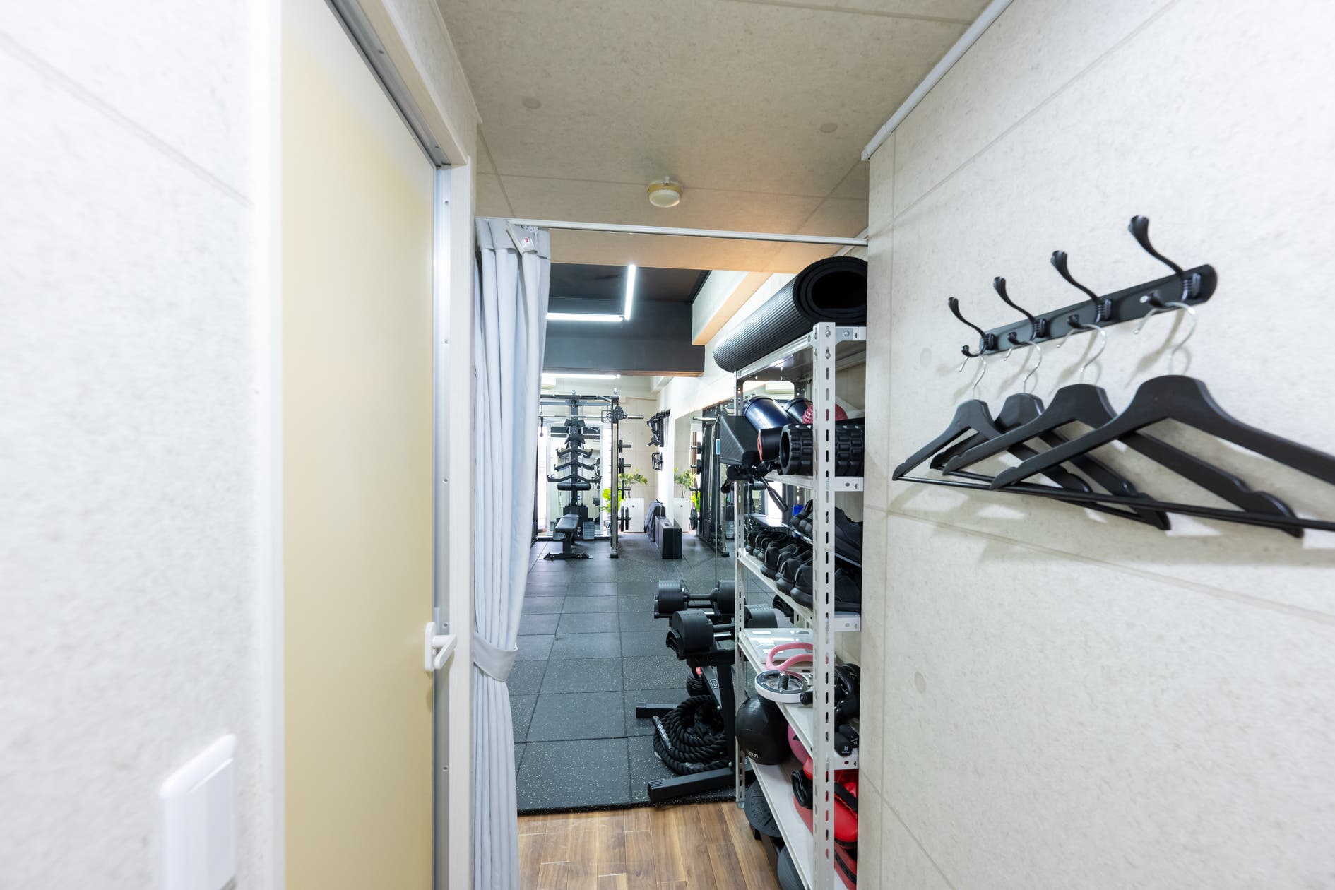 【五反田駅1分】超駅近🚶｜地域最安｜高性能設備｜備品多数｜清潔感✨｜オシャレな内装｜毎日清掃｜ダンス可🕺｜大人数可｜レンタルジムの写真17