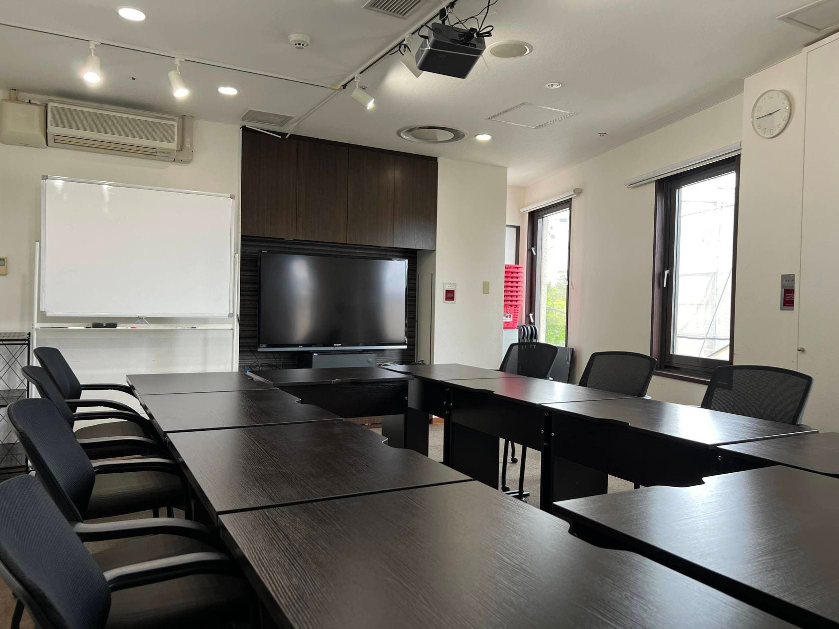 【夙川駅 商業ビル内コワーキングスペース】ミーティング、セミナー、レッスン等に！ネット環境安定！【C 10-11名用 個室】の写真4