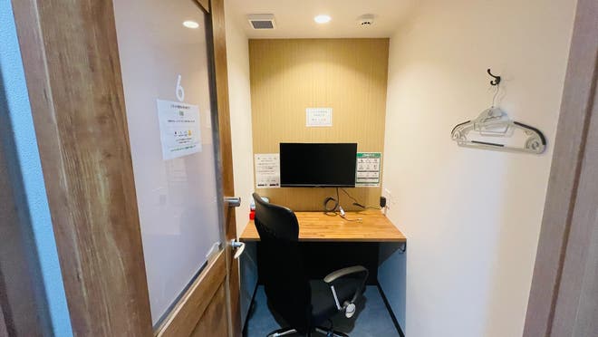 【¥660/1時間!中野駅から徒歩1分】モニター・フリードリンク付き1名個室(ブース6)※予約時間前は入室不可の写真1