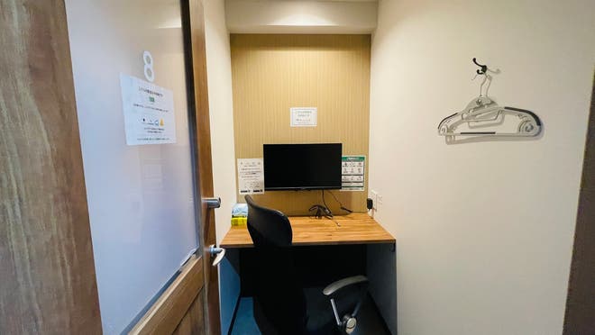 【¥660/1時間!中野駅から1分】モニター・フリードリンク付き1名個室(ブース8)※予約時間前は入室不可の写真2