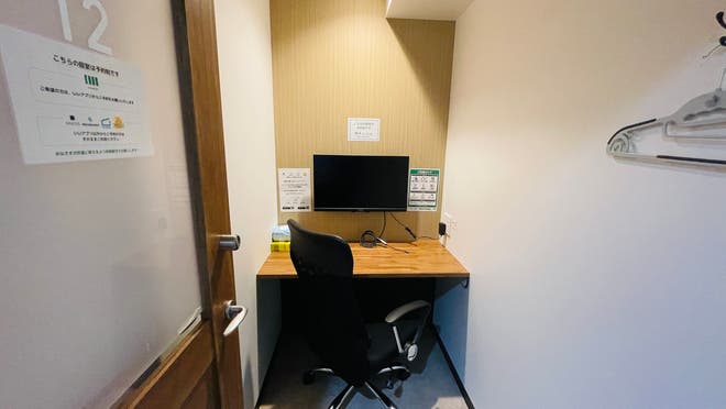【¥660/1時間!中野駅から徒歩1分】モニター・フリードリンク付き1名個室(ブース12)※予約時間前は入室不可の写真1