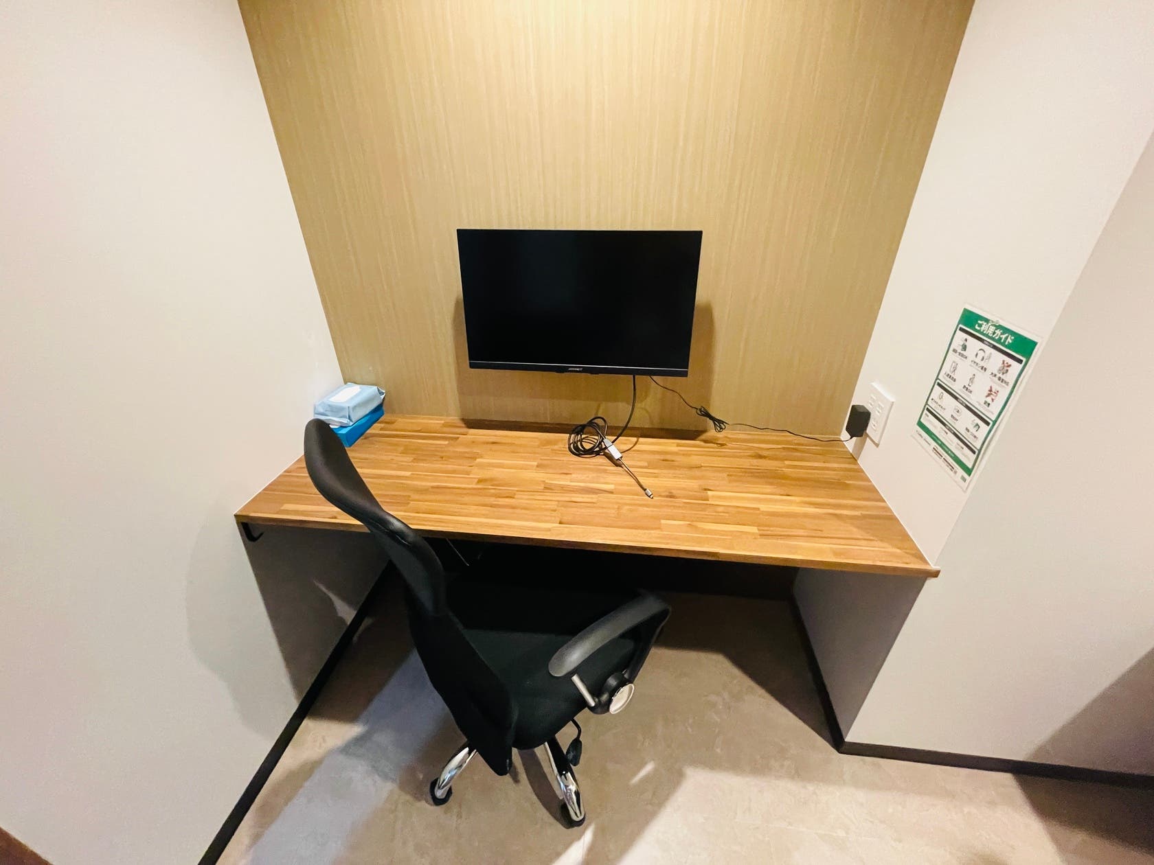 【¥880/1時間！中野駅から徒歩1分】モニター・フリードリンク付き2名個室（ブース10）※予約時間前は入室不可の写真2