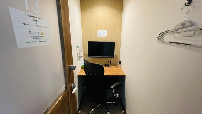 【¥660/1時間!中野駅から徒歩1分】モニター・フリードリンク付き1名個室(ブース13)※予約時間前は入室不可の写真1