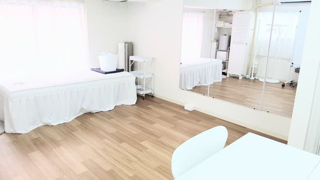 マッサージベッド2台|メイク・サロン講習・練習・同時施術・マッサージ・パーソナルカラー診断の写真1