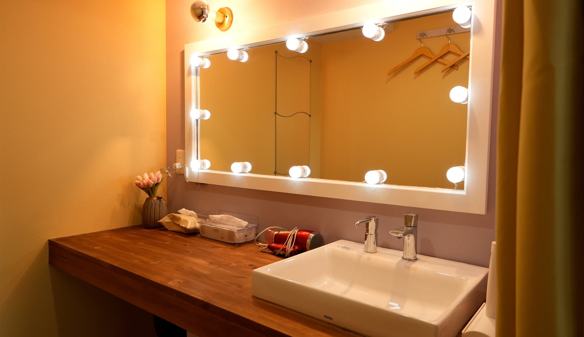 プロ用機材無料貸出、神戸駅から徒歩5分、天井4ｍ広々 3面白ホリ スタジオ 撮影スタジオ レンタルスタジオの写真10