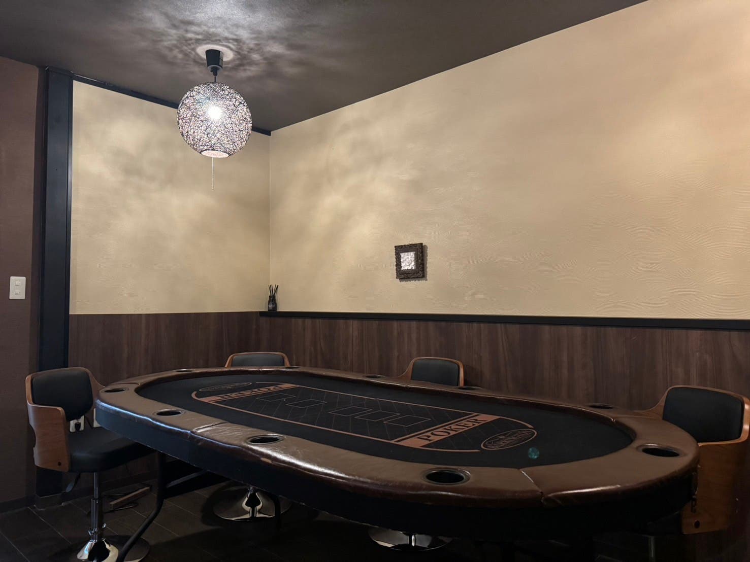 【FAMILYPOT 池袋店】池袋駅西口繫華街徒歩7分 カラオケや本格ポーカーテーブルもあるバリ風スペースの写真4