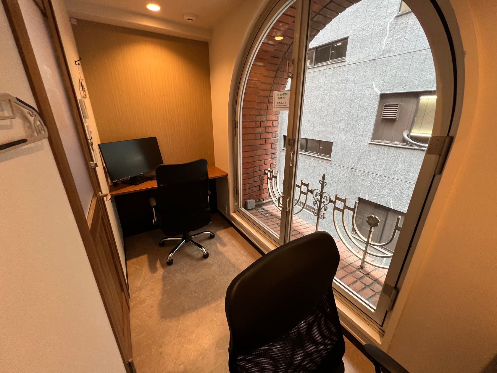 【¥440/30分！新宿駅から1分】モニター・フリードリンク付き2名個室（個室19）※予約時間前は入室不可の写真1