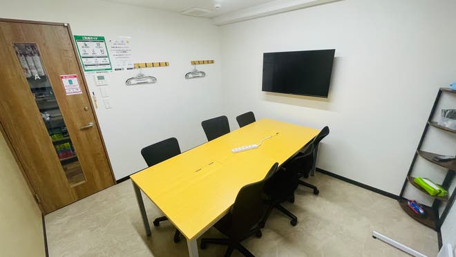 【¥990/30分!新宿駅から1分】モニター・フリードリンク付き6名会議室( Room A)※予約時間前は入室不可の写真2