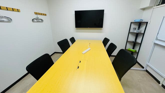 【¥990/30分!新宿駅から1分】モニター・フリードリンク付き6名会議室( Room A)※予約時間前は入室不可の写真3