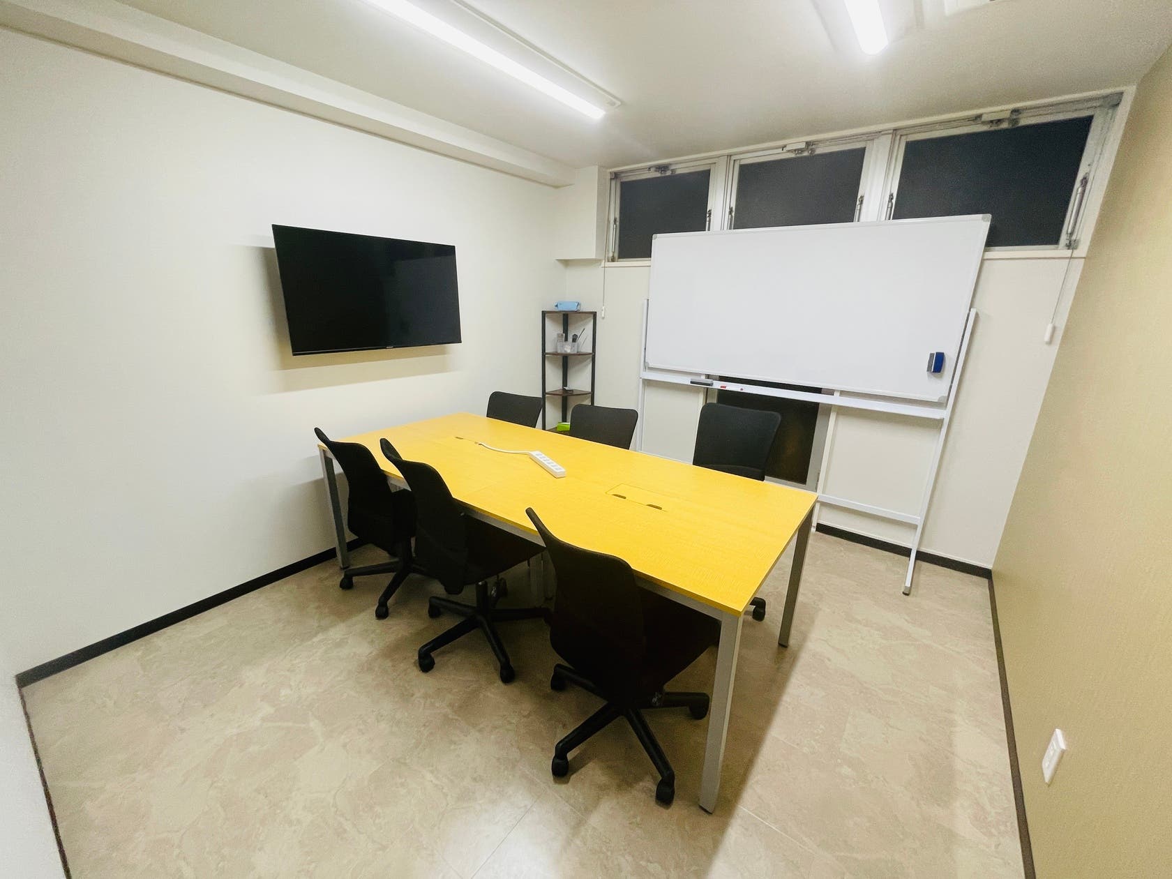 【¥990/30分！新宿駅から1分】モニター・フリードリンク付き6名会議室（ Room A）※予約時間前は入室不可の写真1