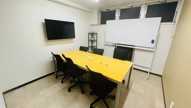 【¥990/30分!新宿駅から1分】モニター・フリードリンク付き6名会議室( Room A)※予約時間前は入室不可の写真1