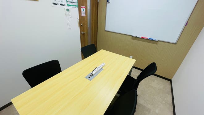 【¥770/30分!新宿駅から1分】モニター・フリードリンク付き4名会議室(Room B)※予約時間前は入室不可の写真1