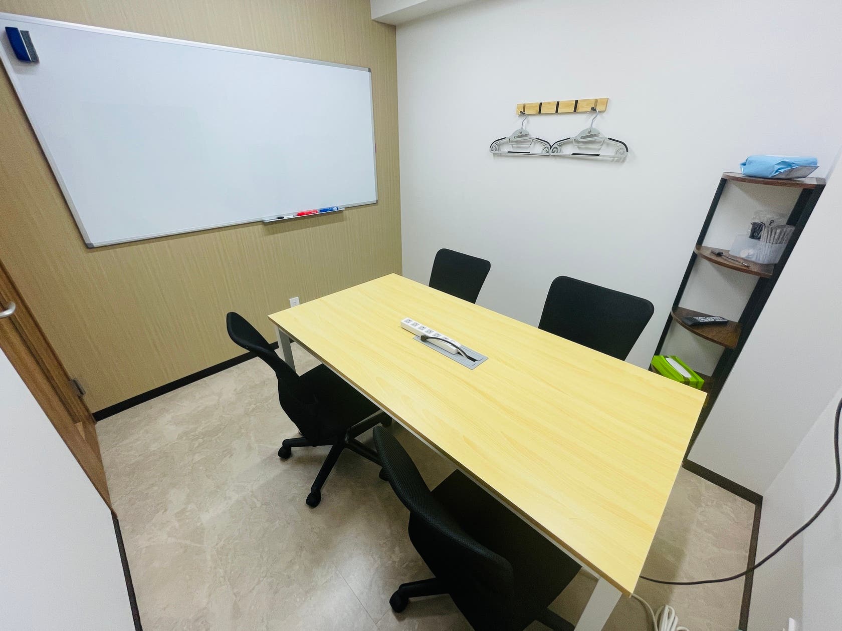 【¥770/30分！新宿駅から1分】モニター・フリードリンク付き4名会議室（Room B）※予約時間前は入室不可の写真3