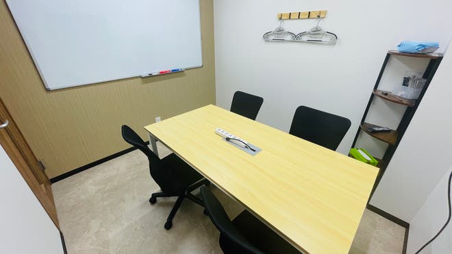 【¥770/30分!新宿駅から1分】モニター・フリードリンク付き4名会議室(Room B)※予約時間前は入室不可の写真3