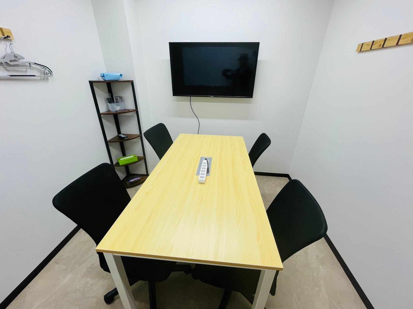 【¥770/30分！新宿駅から1分】モニター・フリードリンク付き4名会議室（Room B）※予約時間前は入室不可の写真4