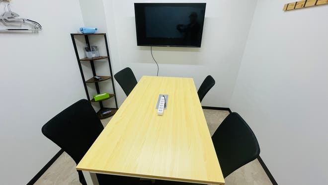 【¥770/30分!新宿駅から1分】モニター・フリードリンク付き4名会議室(Room B)※予約時間前は入室不可の写真4