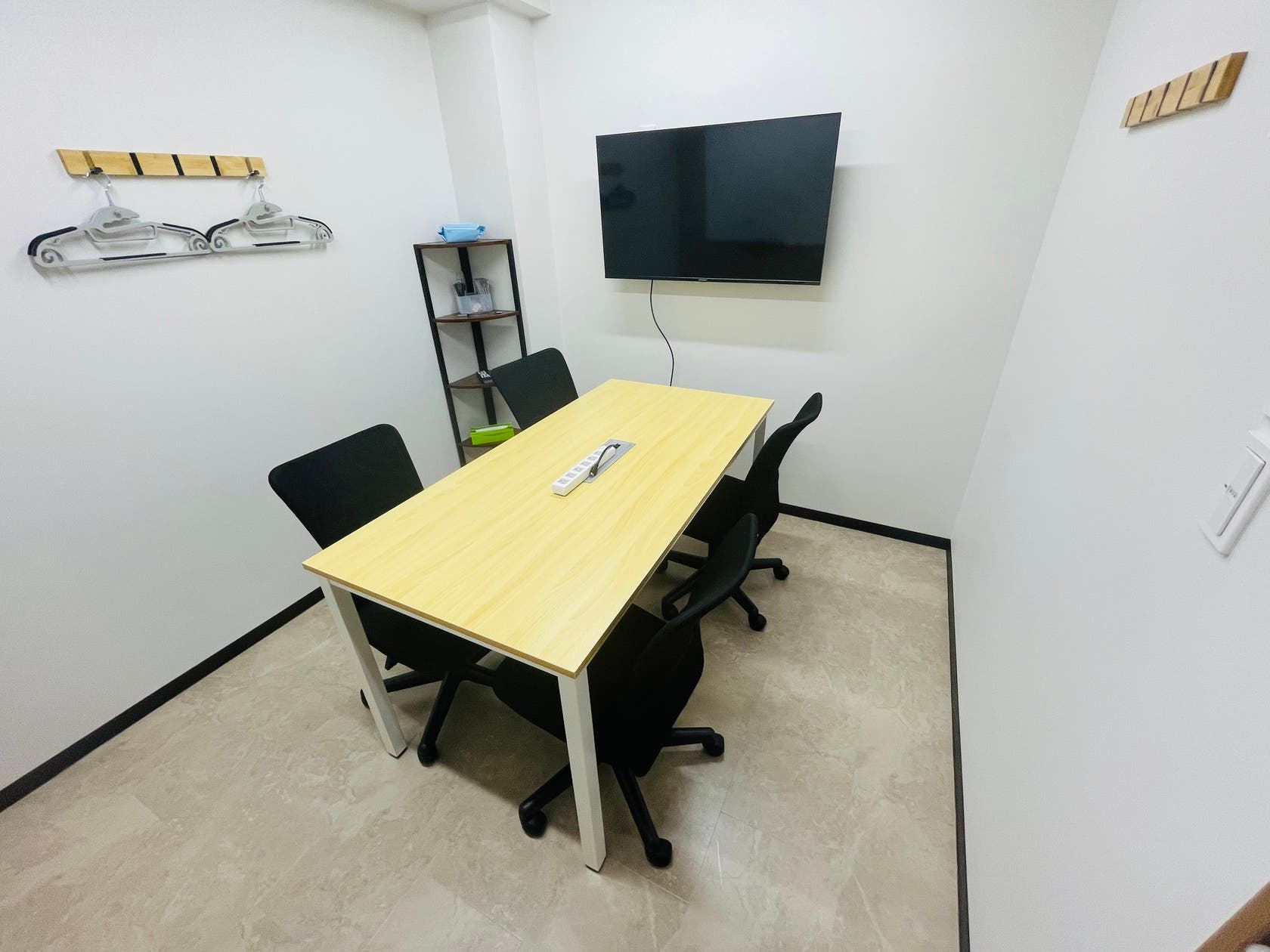 【¥770/30分！新宿駅から1分】モニター・フリードリンク付き4名会議室（Room B）※予約時間前は入室不可の写真2