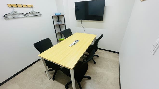 【¥770/30分!新宿駅から1分】モニター・フリードリンク付き4名会議室(Room B)※予約時間前は入室不可の写真2