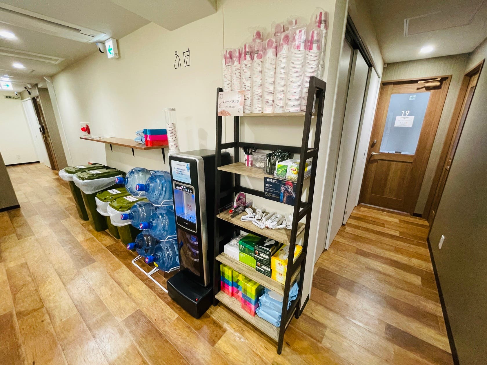 【¥770/30分！新宿駅から1分】モニター・フリードリンク付き4名会議室（Room B）※予約時間前は入室不可の写真5