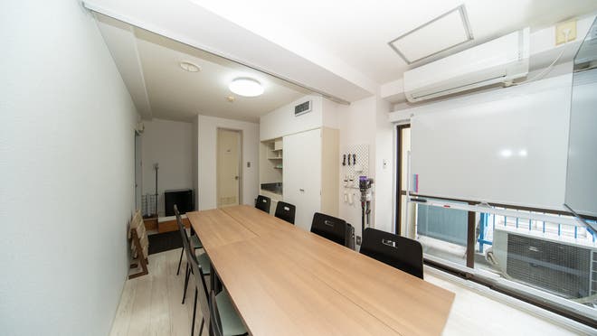 【池袋駅南口3分】8席、光回線高速WiFi、モニター・ホワイトボード完備☆1日1回スタッフ完全清掃の会議室の写真3