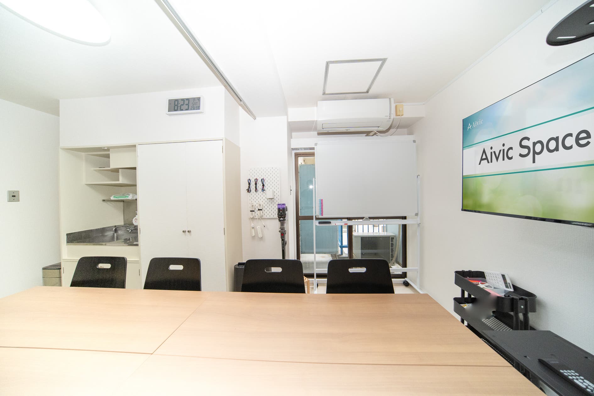 【池袋駅南口3分】8席、光回線高速WiFi、モニター・ホワイトボード完備☆1日1回スタッフ完全清掃の会議室の写真5