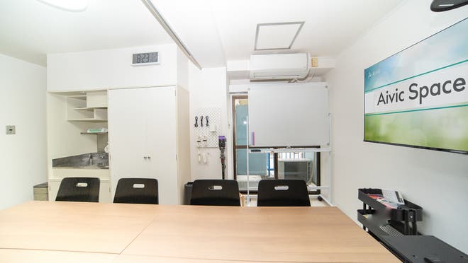 【池袋駅南口3分】8席、光回線高速WiFi、モニター・ホワイトボード完備☆1日1回スタッフ完全清掃の会議室の写真5