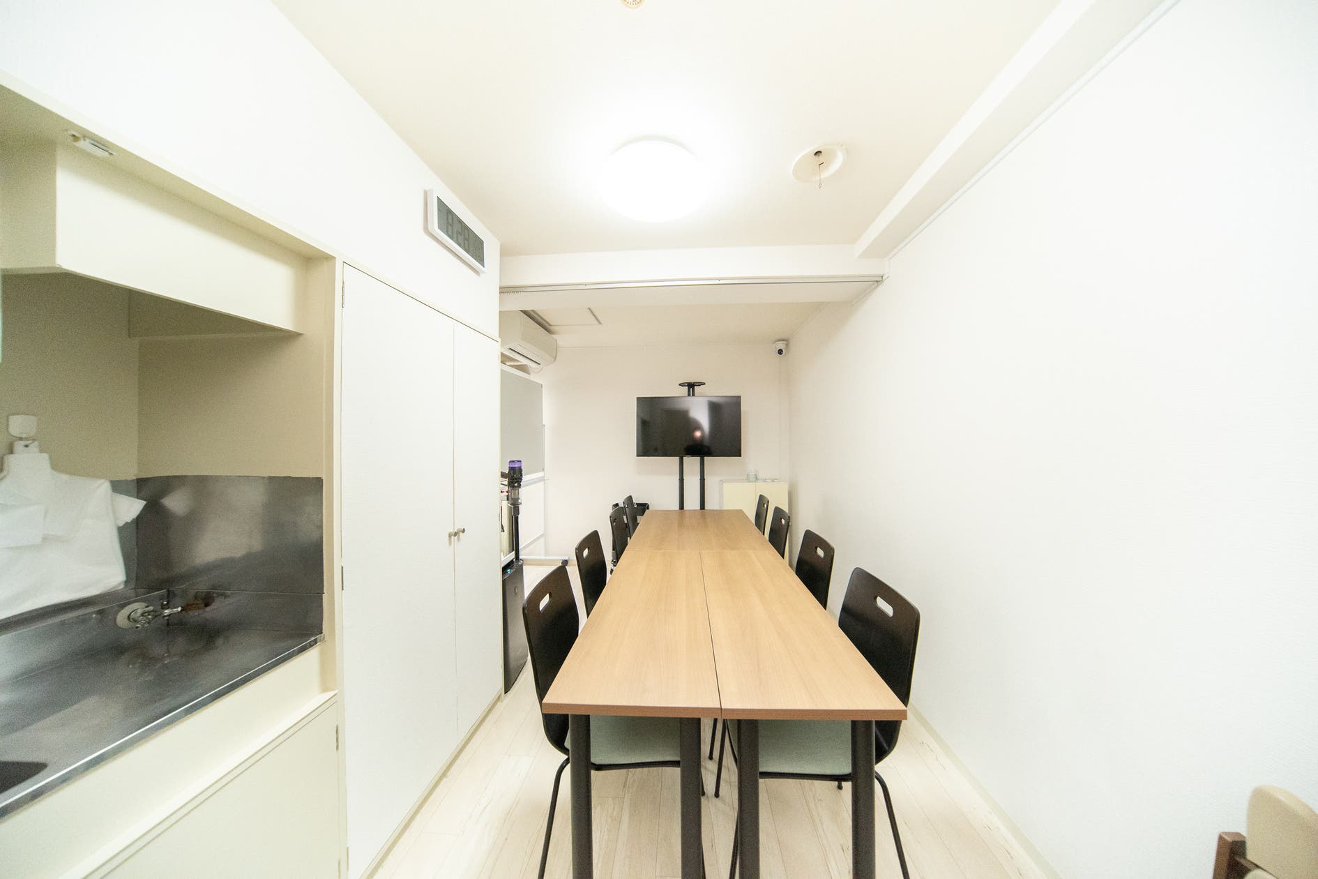 【池袋駅南口3分】8席、光回線高速WiFi、モニター・ホワイトボード完備☆1日1回スタッフ完全清掃の会議室の写真7