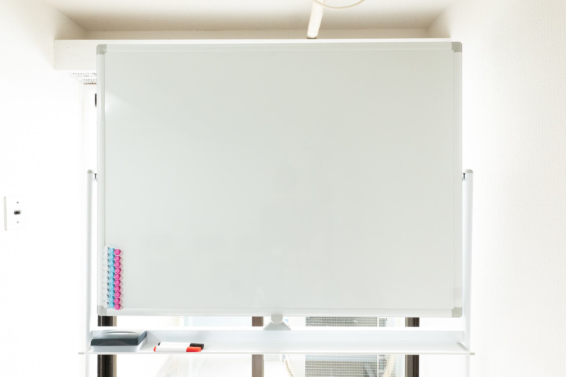 【池袋駅南口3分】8席、光回線高速WiFi、モニター・ホワイトボード完備☆1日1回スタッフ完全清掃の会議室の写真8