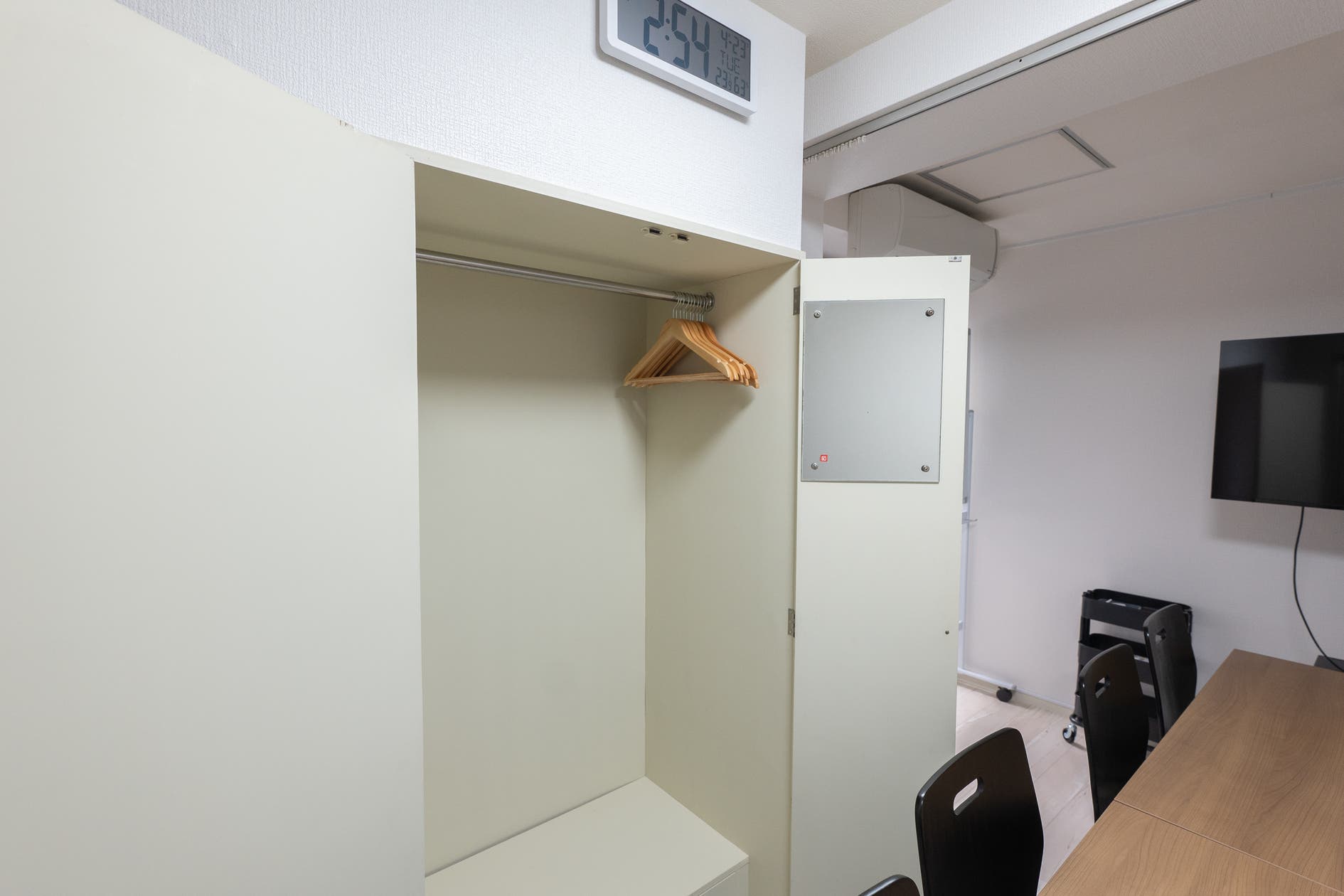 【池袋駅南口3分】8席、光回線高速WiFi、モニター・ホワイトボード完備☆1日1回スタッフ完全清掃の会議室の写真19