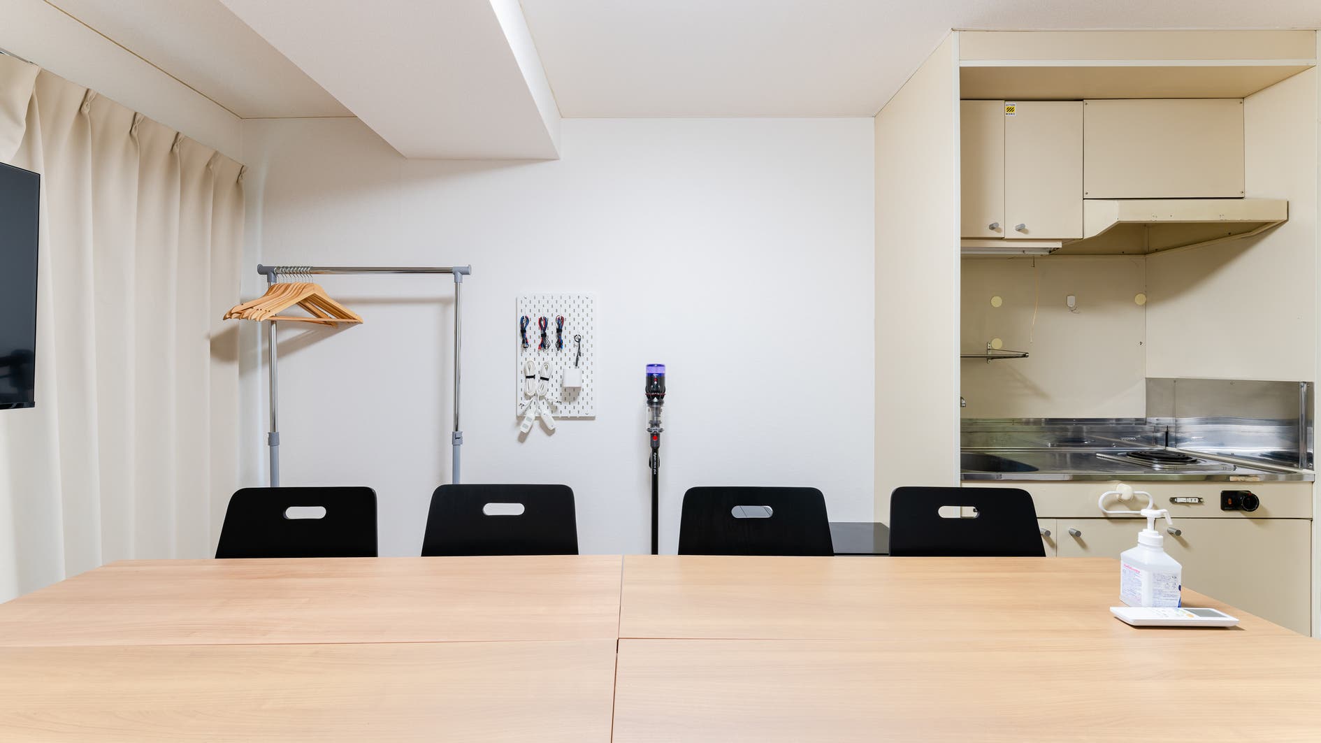 【池袋駅5分】8席、光回線高速WiFi、モニター・ホワイトボード完備☆1日1回スタッフ完全清掃の会議室の写真5