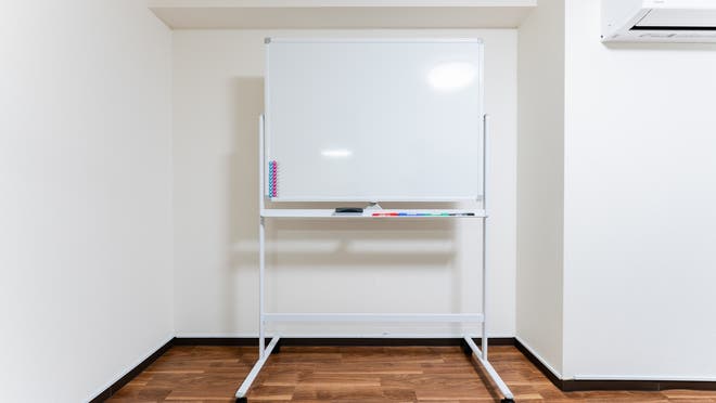 【池袋駅5分】8席、光回線高速WiFi、モニター・ホワイトボード完備☆1日1回スタッフ完全清掃の会議室の写真9