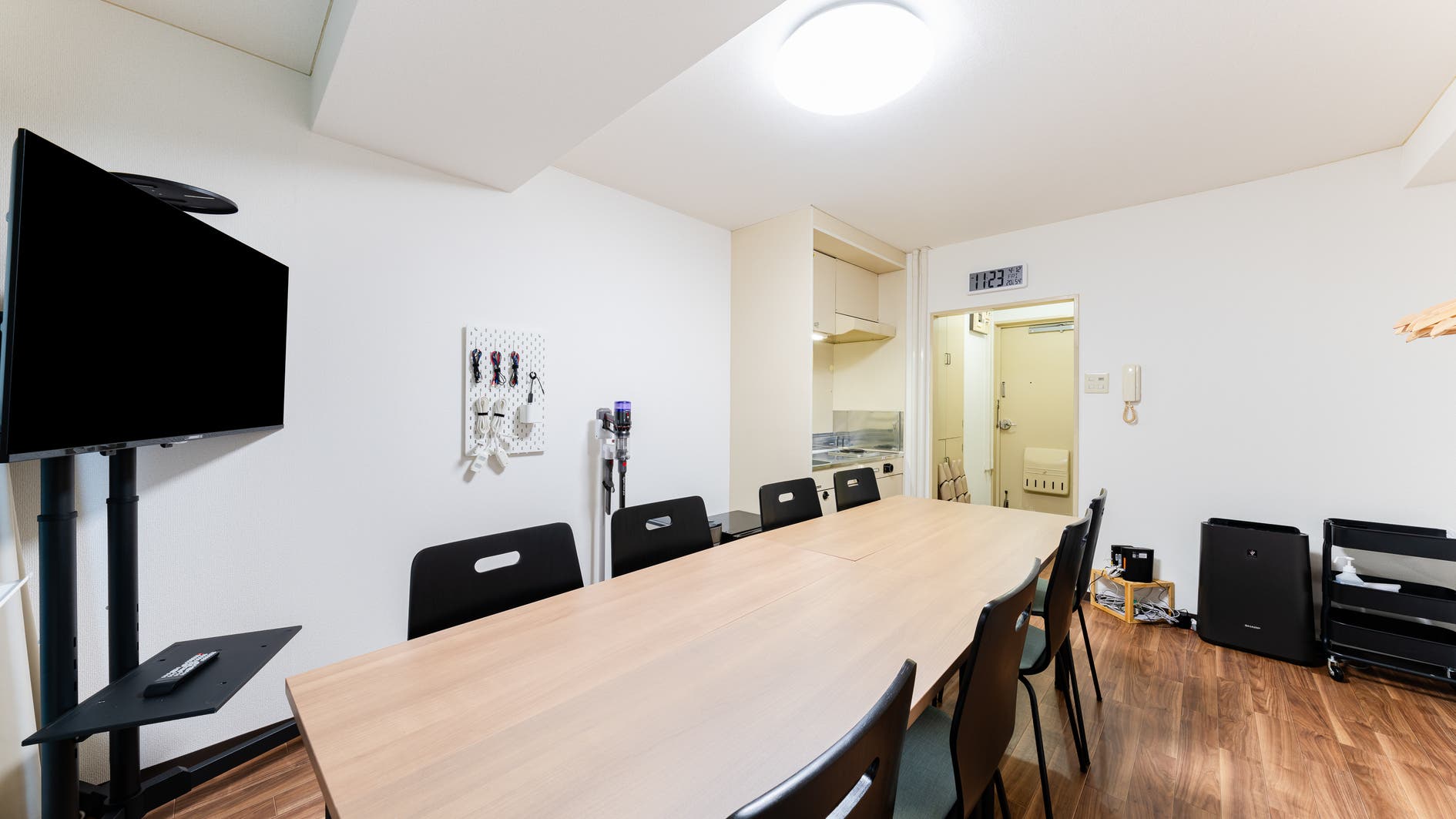 【池袋駅5分】8席、光回線高速WiFi、モニター・ホワイトボード完備☆1日1回スタッフ完全清掃の会議室の写真24