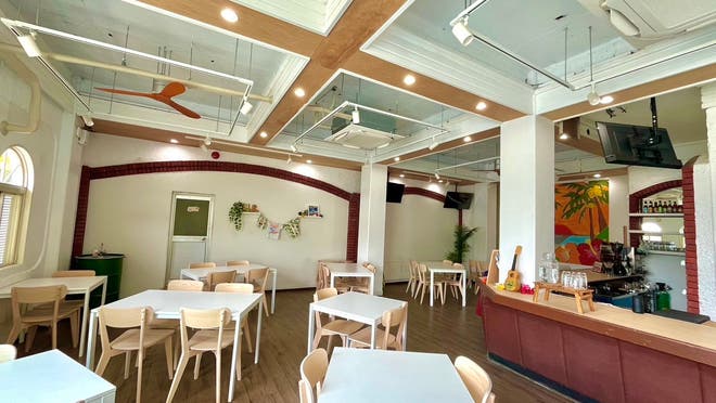 白浜のビーチから徒歩5分!多用途で使えるカフェ&バーの写真2