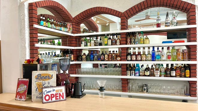 白浜のビーチから徒歩5分!多用途で使えるカフェ&バーの写真3