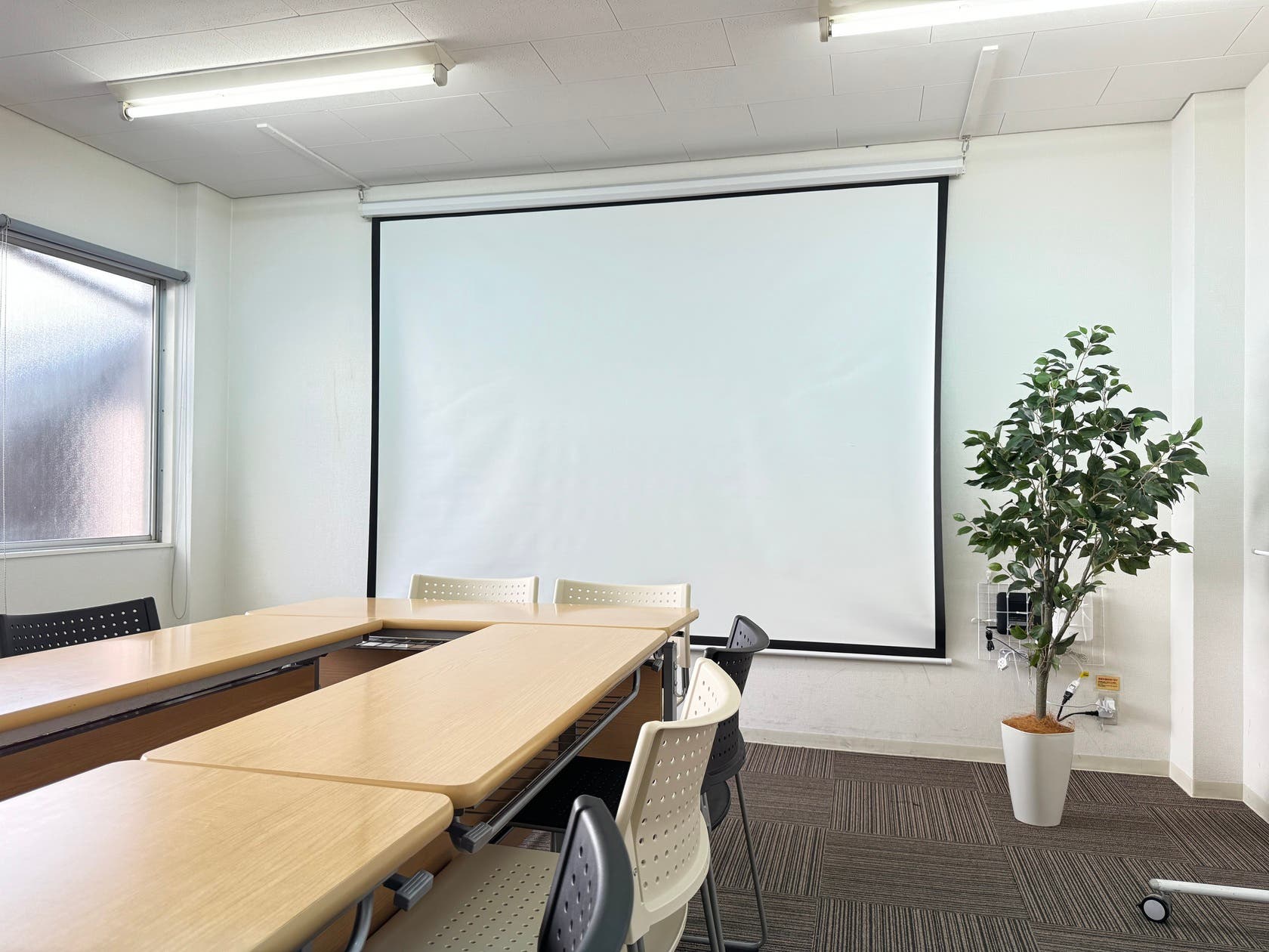 【インボイス対応/法人仕様】京都の真面目な会議室/◆お気軽会議室京都河原町◆◆控室用意可能/大型モニター/プロジェクター無料の写真6