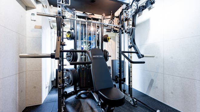 【新宿駅2分】D5出口10秒|超駅近🚶|地域最安|高性能設備|備品多数|清潔感✨|毎日清掃🧹|レンタルジムの写真3