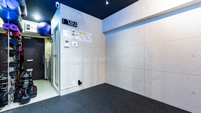 【新宿駅2分】D5出口10秒|超駅近🚶|地域最安|高性能設備|備品多数|清潔感✨|毎日清掃🧹|レンタルジムの写真6