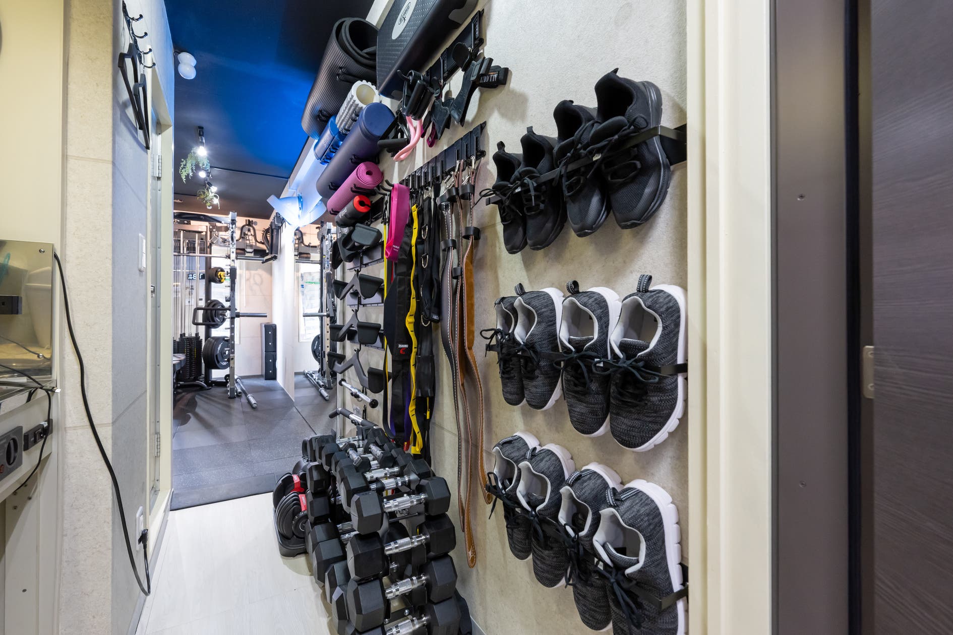 【新宿駅2分】D5出口10秒｜超駅近🚶｜地域最安｜高性能設備｜備品多数｜清潔感✨｜毎日清掃🧹｜レンタルジムの写真8